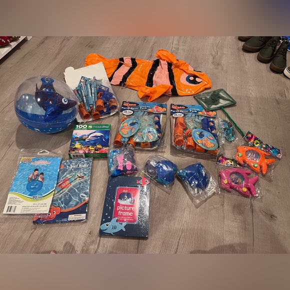 Other | Finding Nemo Party Express By Hallmark Y2k Original 24 Goodie ...